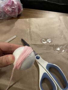 Yarn ball wreath - Home and Geek