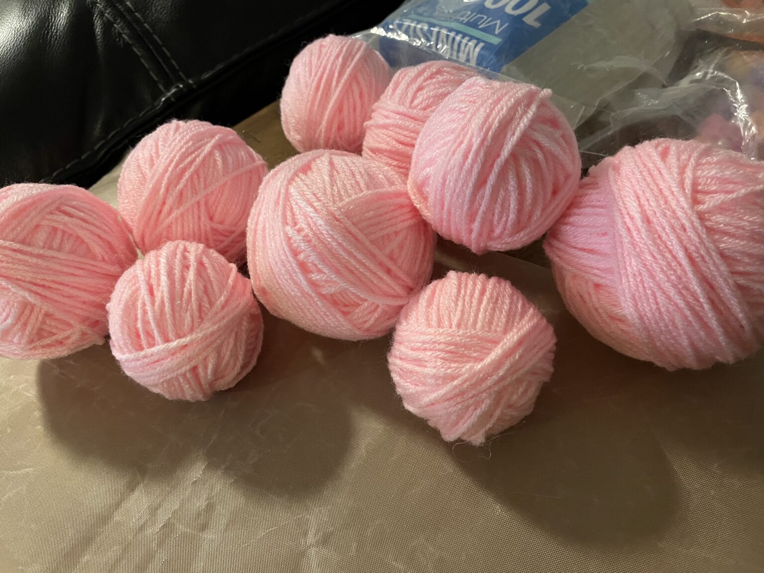 Yarn ball wreath - Home and Geek