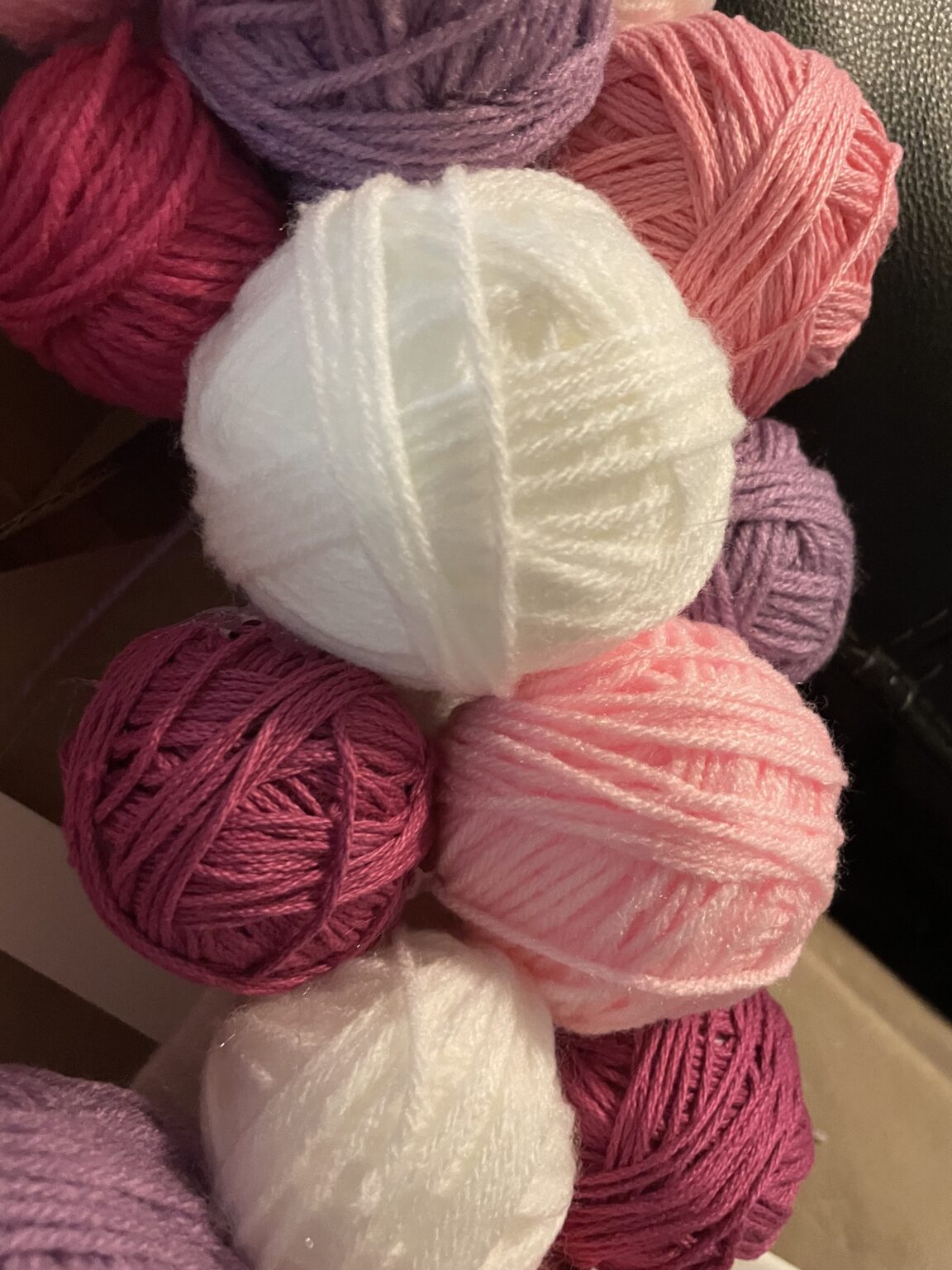 Yarn ball wreath - Home and Geek