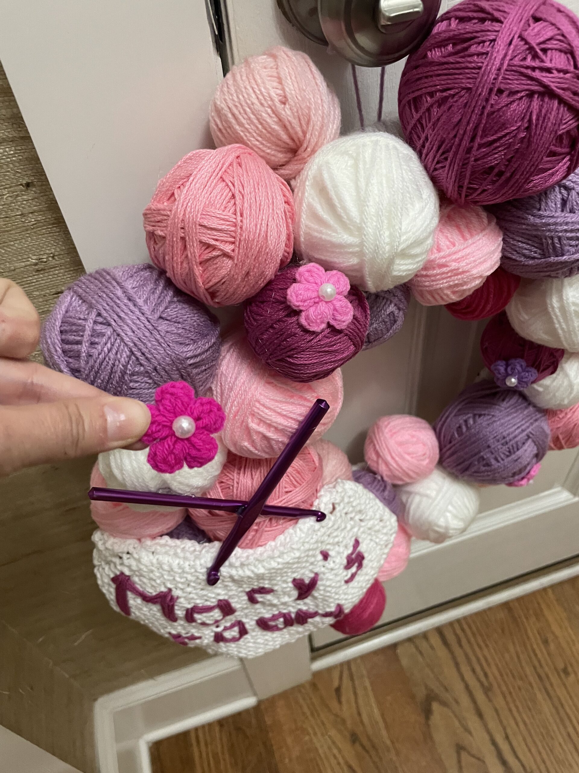 Yarn ball wreath - Home and Geek